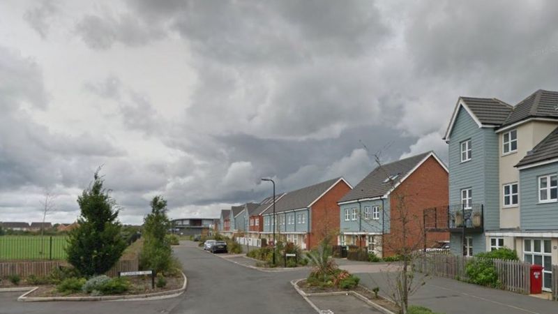 Slough stabbing: Boy, 14, arrested after teenager injured - BBC News