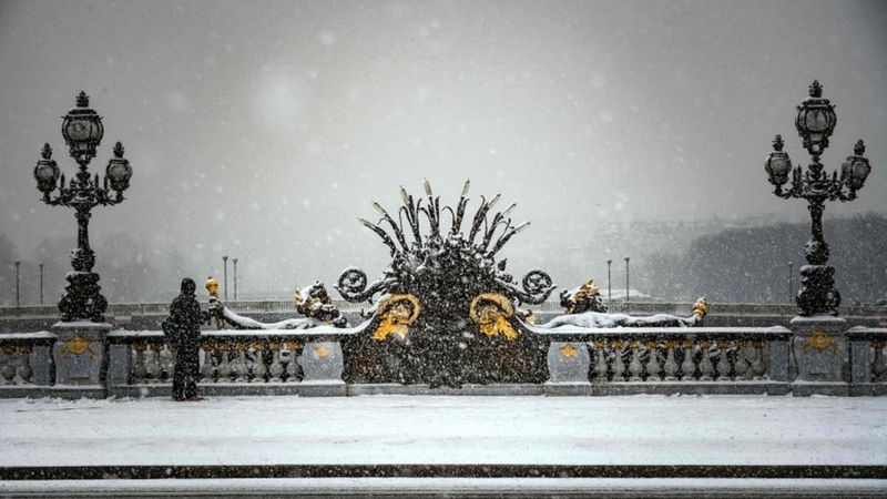 Paris in the snow, in pictures - BBC News