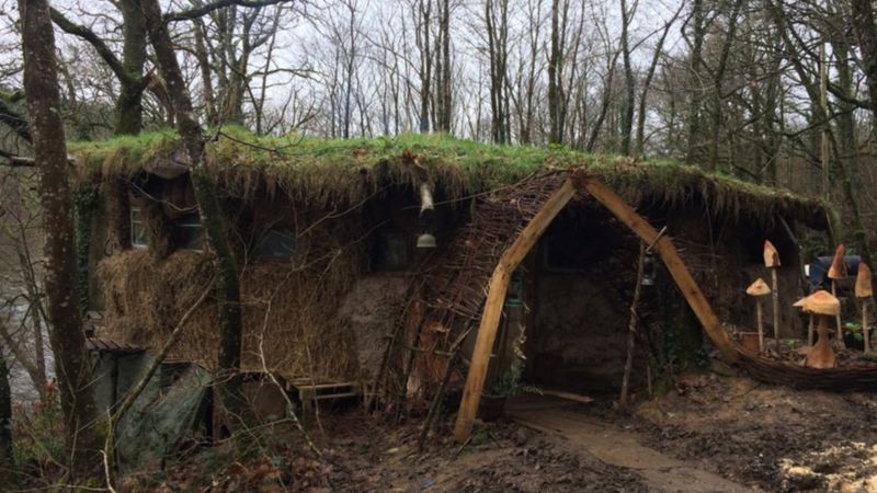 Devon couple quit mud hut home for Ireland - BBC News