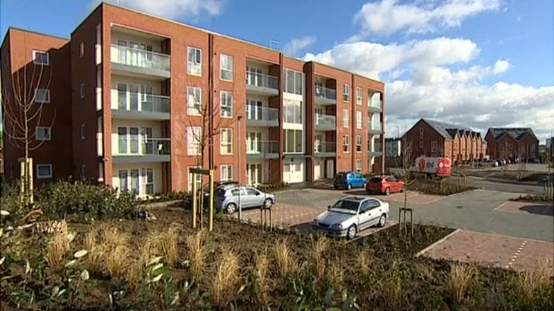 'Momentous day' for Luton's regenerated Marsh Farm estate - BBC News