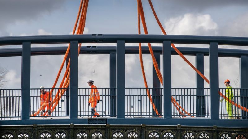 Leicester's bike-friendly footbridge hoisted into place by huge crane ...