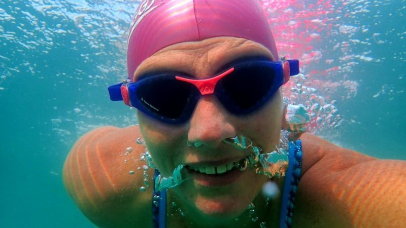 Cross-Channel swim for women after hysterectomies - BBC News