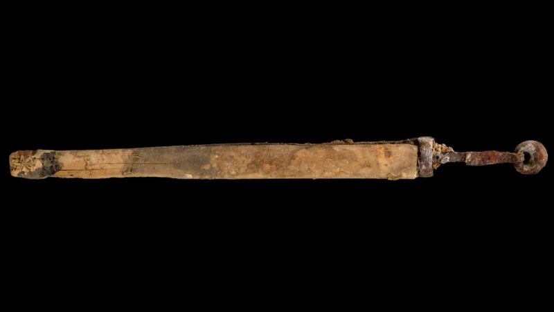 Dead Sea reveals four 1,900-year-old Roman swords in cave - BBC News