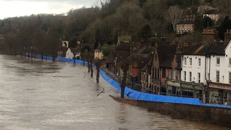River Severn Flooding: Homes and businesses evacuated - BBC News