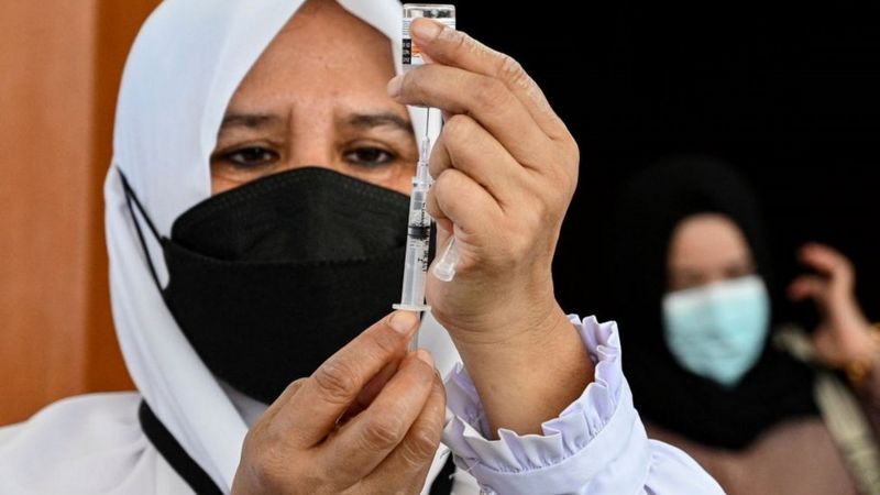 Covid di Indonesia: Vaksin booster untuk nakes tidak sampai 1% dari target 1,4 juta: 'Kami ...