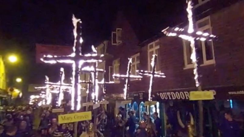Lewes bonfire night effigies include 'ghost train' - BBC News