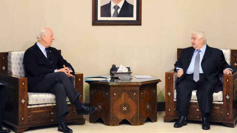 Syria crisis: Aid lorries set off for besieged areas - BBC News