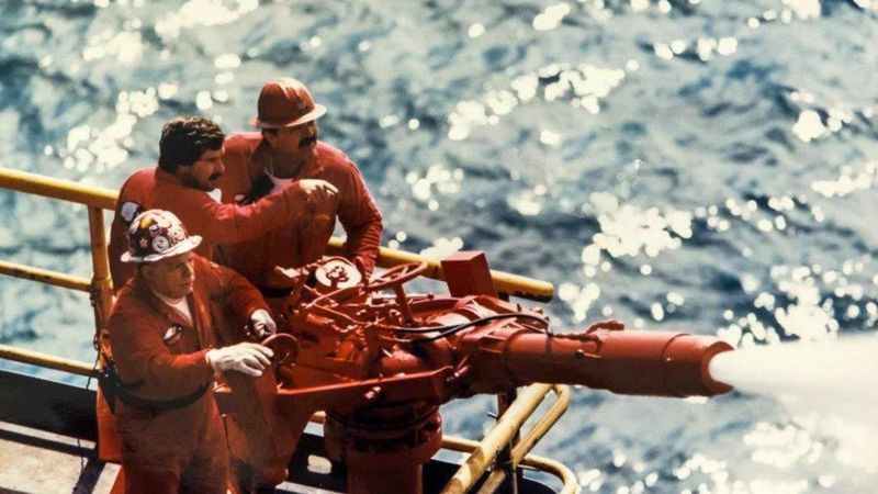 Piper Alpha: Firefighter recalls horror of oil rig disaster - BBC News