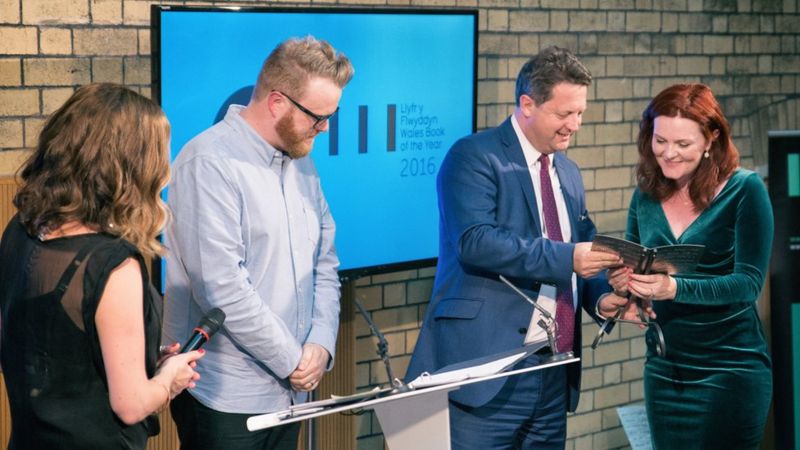 Caryl Lewis: Ennill cytundeb chwe ffigwr yn y Saesneg yn 'swreal' - BBC ...