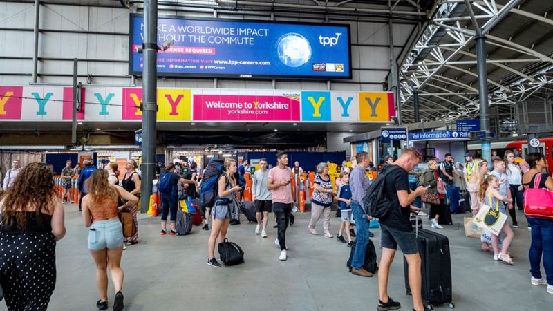 Birmingham New Street: Rail passengers get new BSL information screens ...