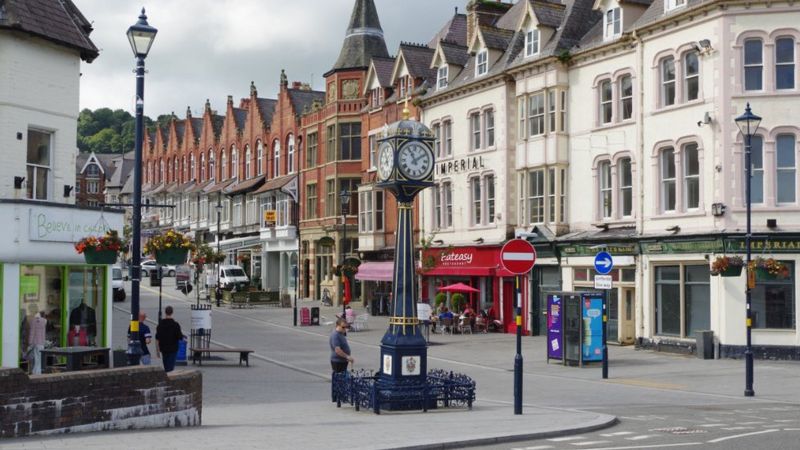 Colwyn Bay: Pedestrianisation plans get mixed response - BBC News