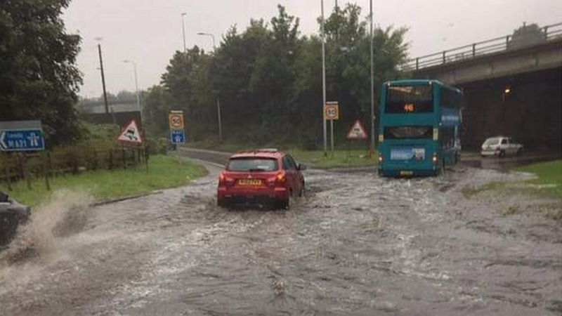 Flash flooding in Leeds and Scarborough causes travel disruption - BBC News