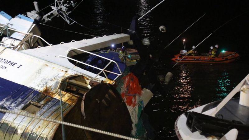 Fishermen rescued from sinking trawlers at Dartmouth - BBC News