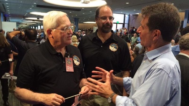 New Horizons: Nasa spacecraft speeds past Pluto - BBC News