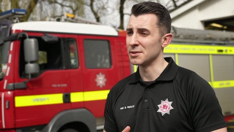 Devon and Cornwall firefighters honoured for heroic A38 rescue - BBC News