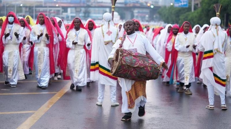 Fire, smoke and colour as Ethiopians mark Meskel - BBC News