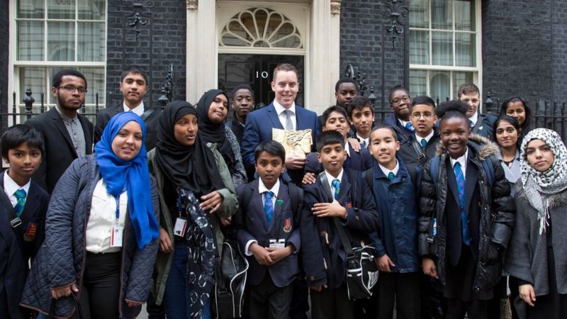 Three from UK in world top teacher final - BBC News