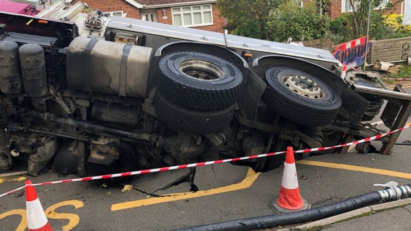 Thames Water lorry falls into sinkhole after sewer collapses - BBC News