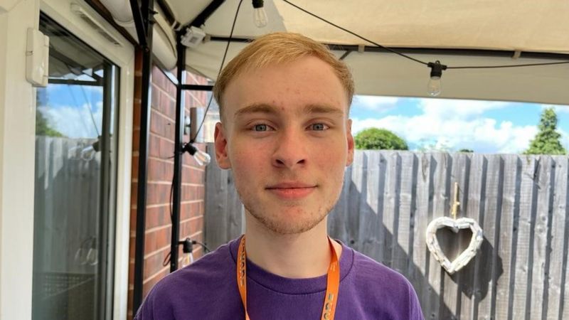 GCSE results: Grades show growing regional divide in England - BBC News