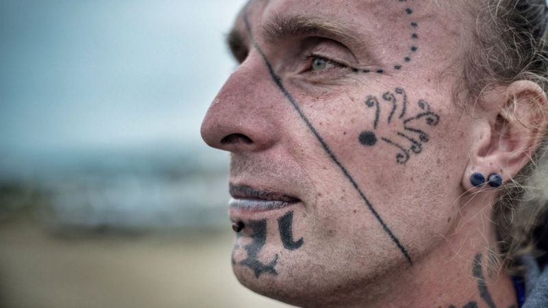 Life in the Native American oil protest camps - BBC News