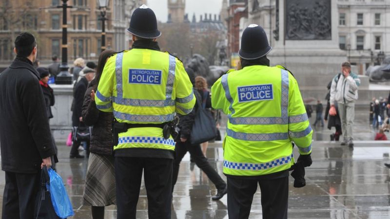 Front-line Met officers 'will not get spit guards' - BBC News