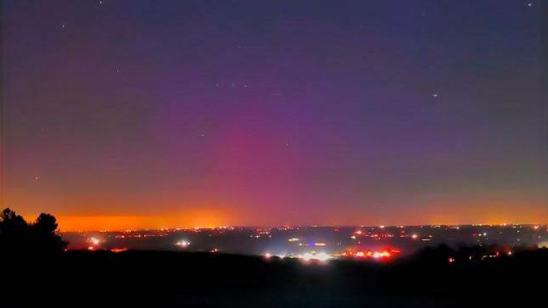 Northern lights seen over West Midlands - BBC News
