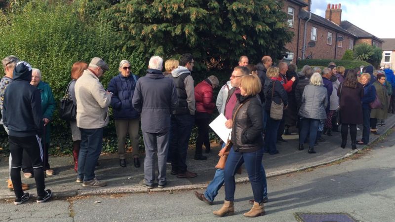 Eric Tucker: Exhibition fulfils 'unseen' artist's final wish - BBC News