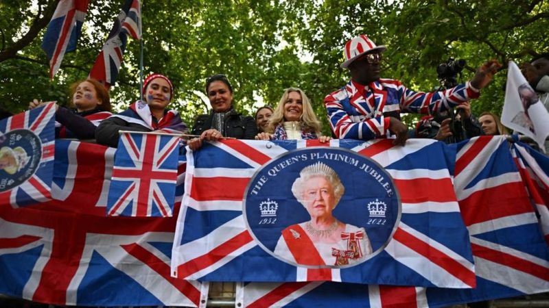 Platinum Jubilee: Crowds cheer Queen at palace as Jubilee begins - BBC News