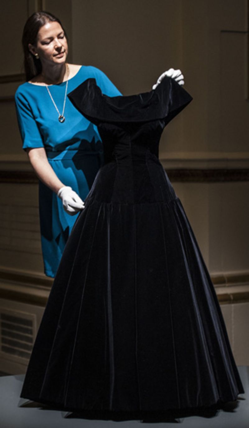 In Pictures: 90 years of The Queen's Wardrobe - BBC News