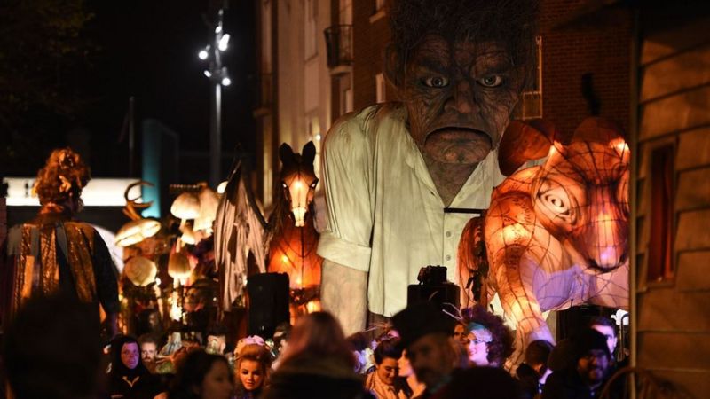 Hull's giant puppet parade attracts thousands - BBC News