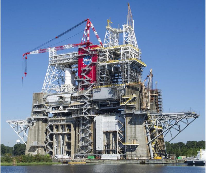 Nasa Moon rocket core leaves for testing - BBC News
