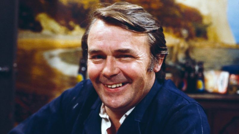 Jack Smethurst: Love Thy Neighbour star dies aged 89 - BBC News
