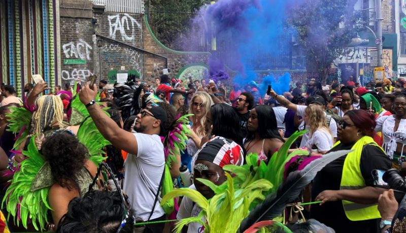 Notting Hill Carnival atmosphere 'uplifting and warming' - BBC News