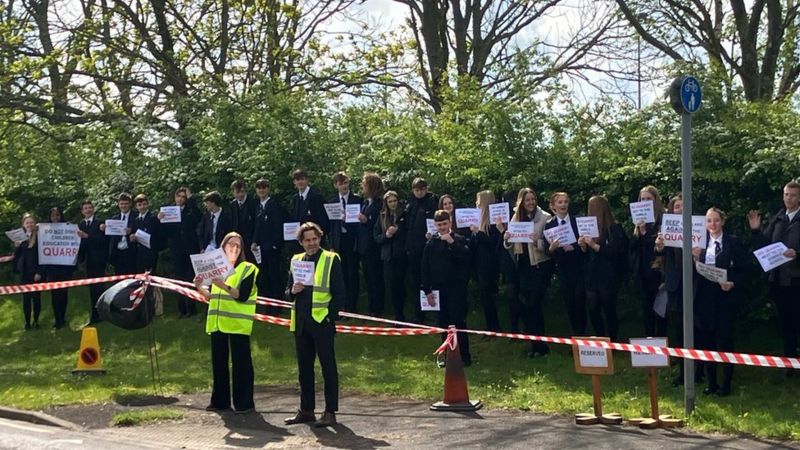 Hamble Airfield: Quarry plans set for rejection - BBC News