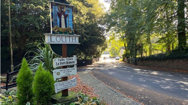 Louth parklets: The town in turmoil over street seats - BBC News