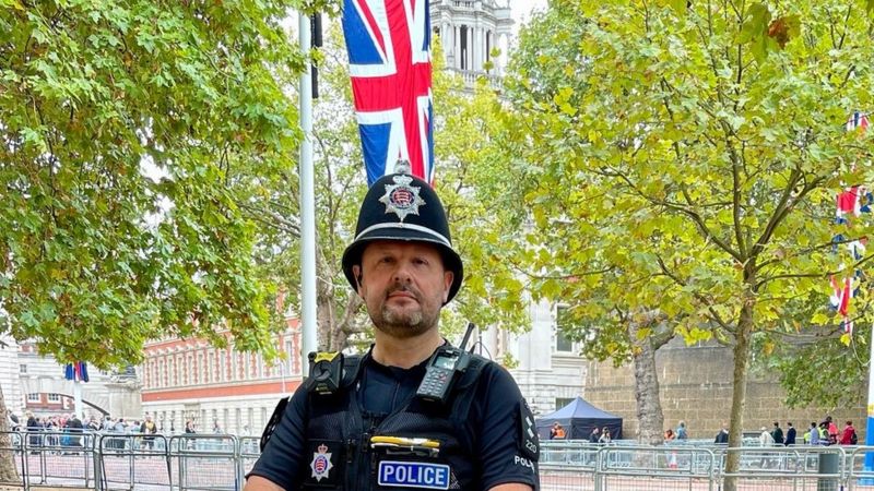 PTSD: Photography helps police officer manage condition - BBC News