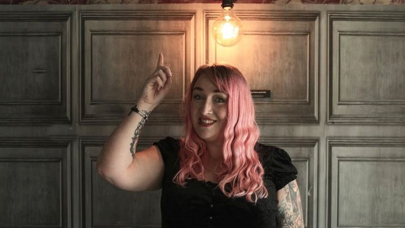 Photographer Debbie Todd strives for inclusivity with portraits - BBC News