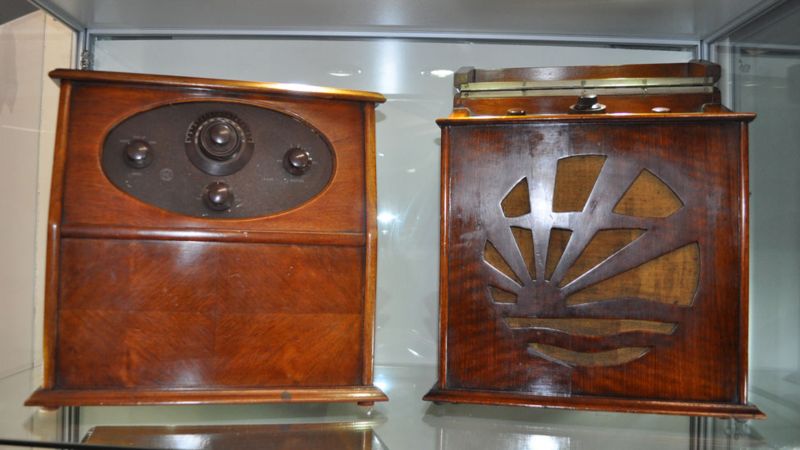 Pye radio exhibition in Cambridge celebrates BBC centenary - BBC News