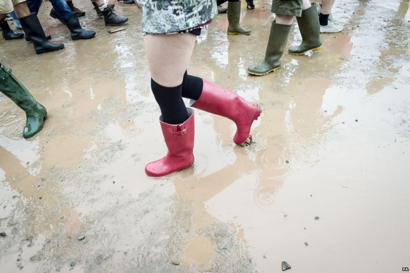 Glastonbury donates discarded wellies to migrants in Calais - BBC News