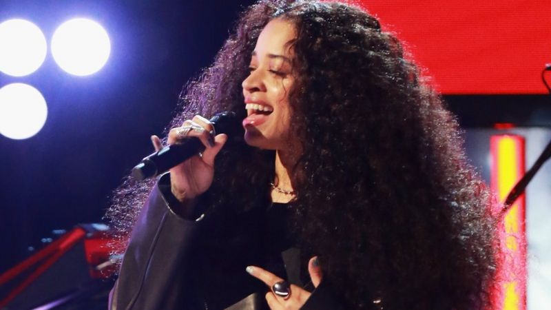 Ella Mai is the first Brit to top the US R&B chart since 1992 - BBC News