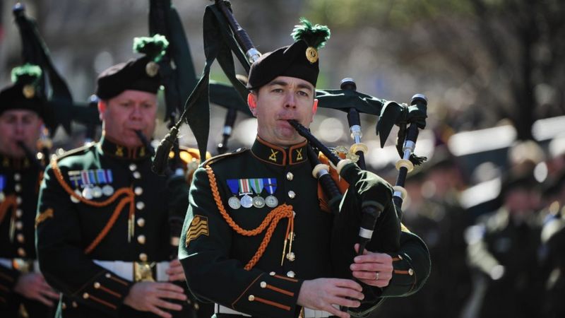 Easter Rising: Centenary parade takes place in Dublin - BBC News