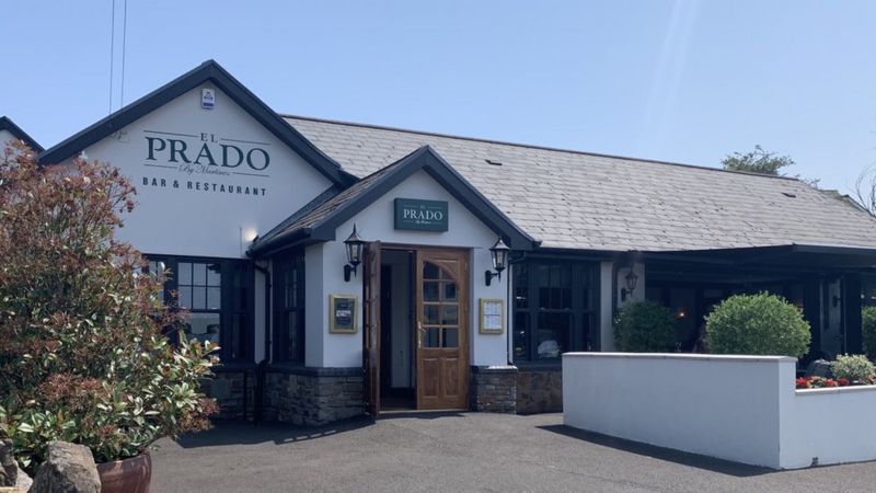 Bridgend restaurant staff told not to take Gypsy bookings - BBC News