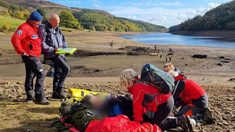 Ladybower Reservoir lost village visitor gets stuck in mud - BBC News