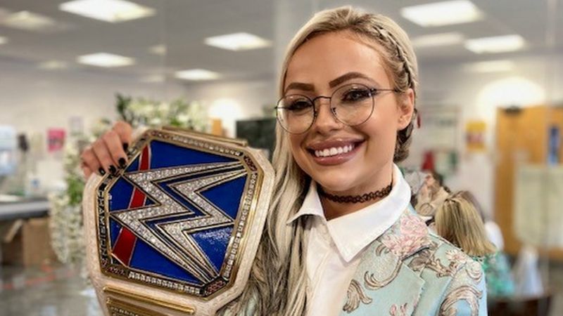 Saraya: WWE's Paige shocks fans in debut for rival firm AEW - BBC News