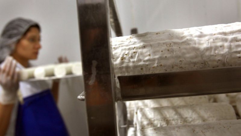 Mouldy jam: Should you eat what's beneath? - BBC News