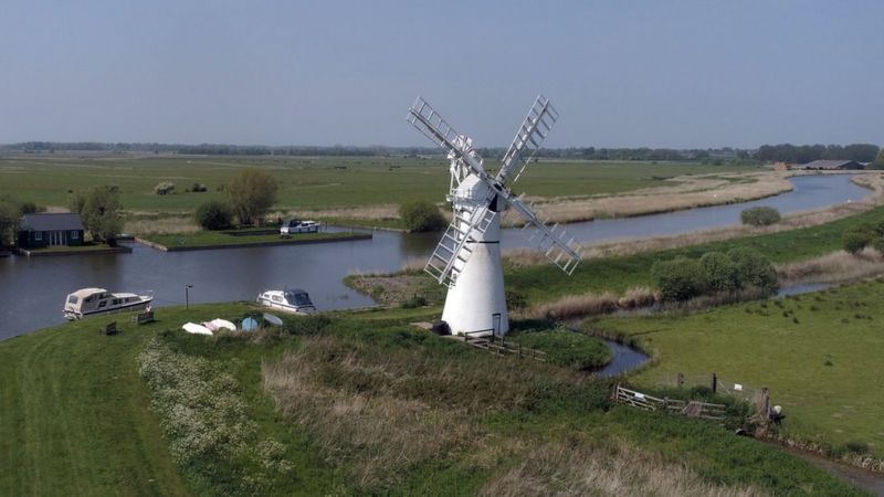 The Broads: New plant cutter helps keep waterways free for boats - BBC News