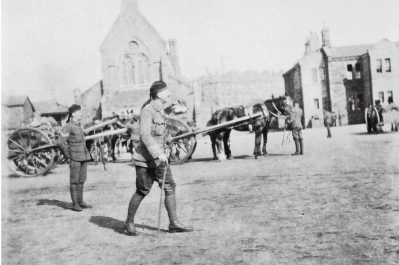 Rare photos show life in Maryhill Barracks during WW1 - BBC News