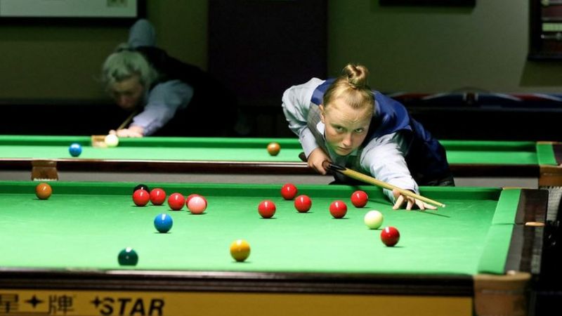 England's top women snooker players return to the table - BBC News