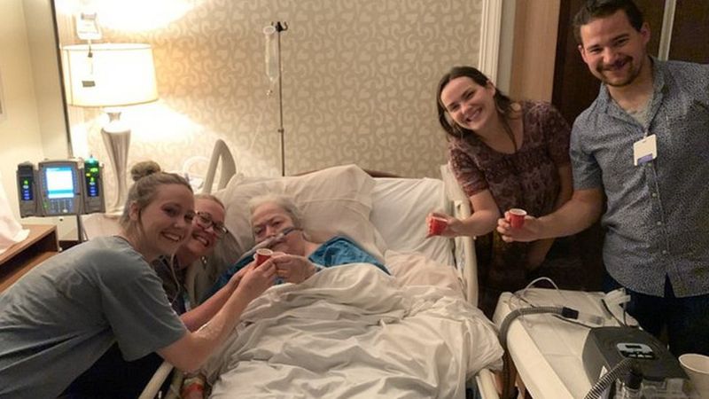 What we can all learn from this deathbed photo - BBC News