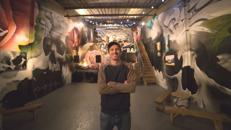 Yr artist graffiti Bryce Davies: Gadael marc ar wal a chroen - BBC ...